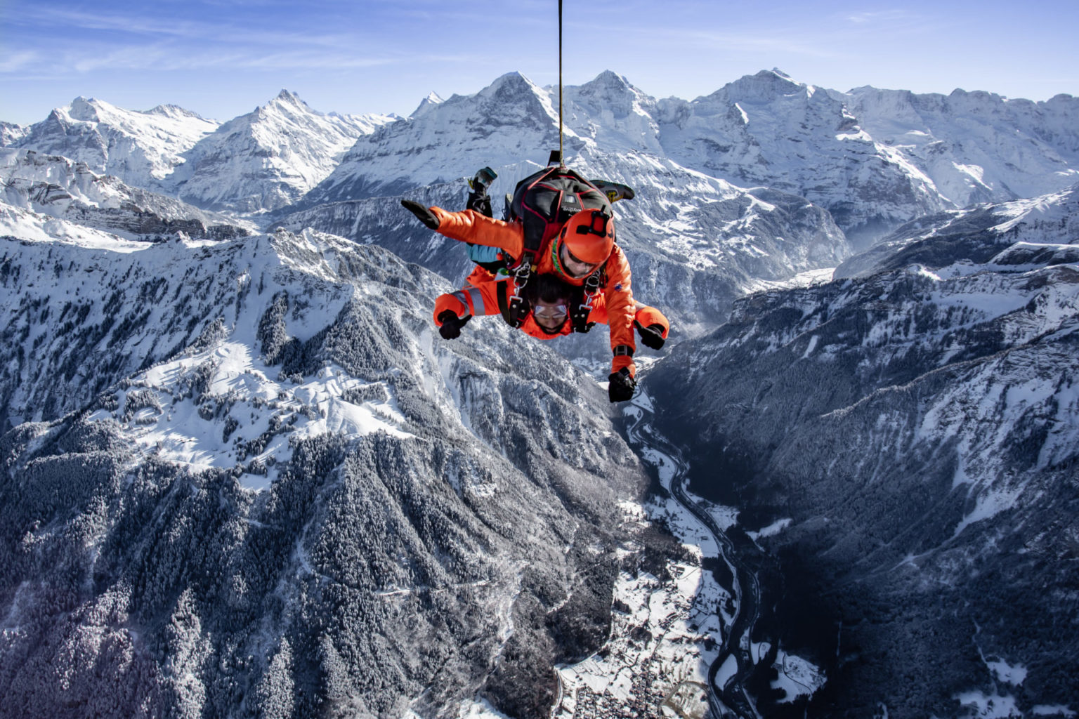 Fallschirmspringen im Winter über den Schweizer Alpen - Skydive Interlaken Fallschirmspringen im Winter über den Schweizer Alpen - Skydive Interlaken